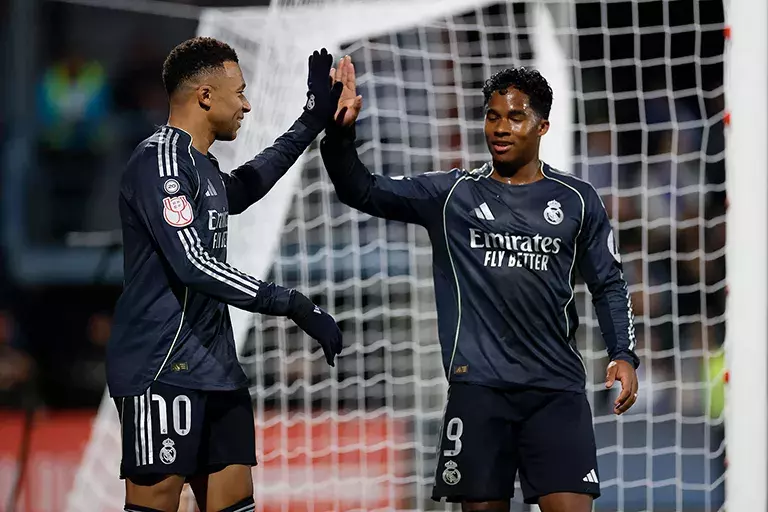 Com brilho de Mbappé e Endrick como titular, Real Madrid vence Talavera ...