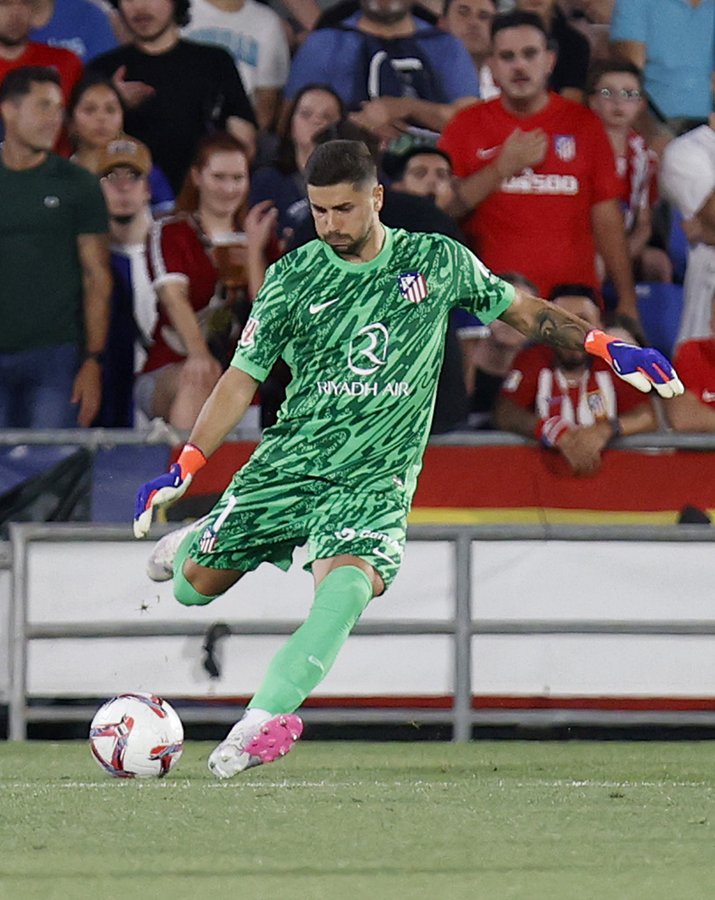 Horatiu Moldovan pone rumbo a Oviedo: el Atlético cede a su guardameta ...