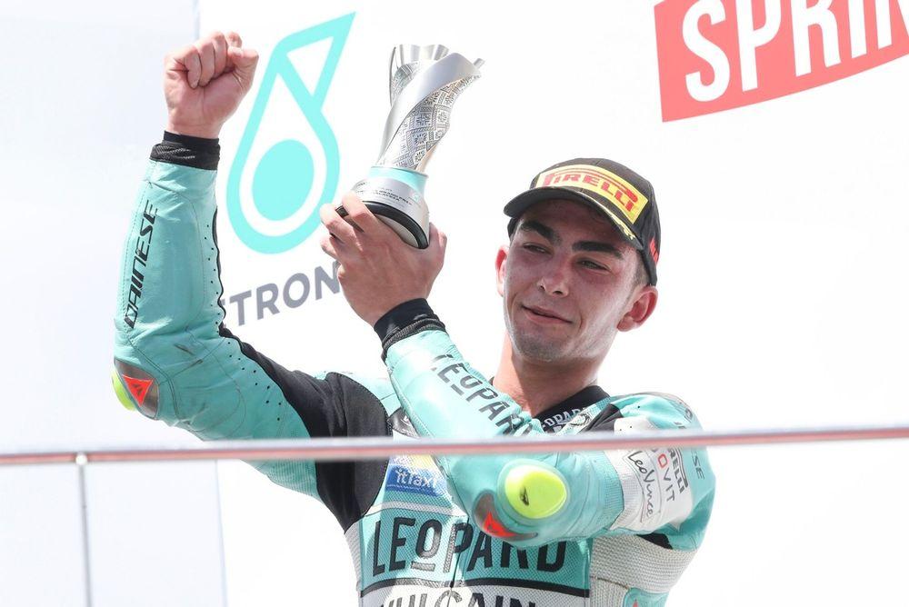 Adrián Fernández firma su primera victoria en Moto3 en Cheste - VAVEL ...
