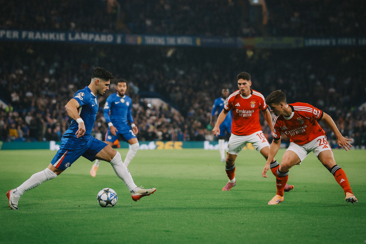 Richard Rios faz contra, Chelsea vence Benfica e soma os primeiros ...