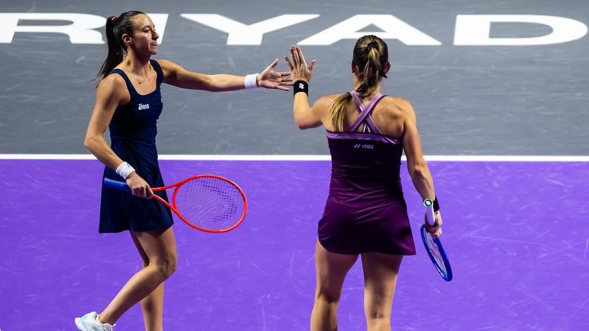 Luisa Stefani vai à semifinal do WTA Finals ao lado de Babos e faz ...