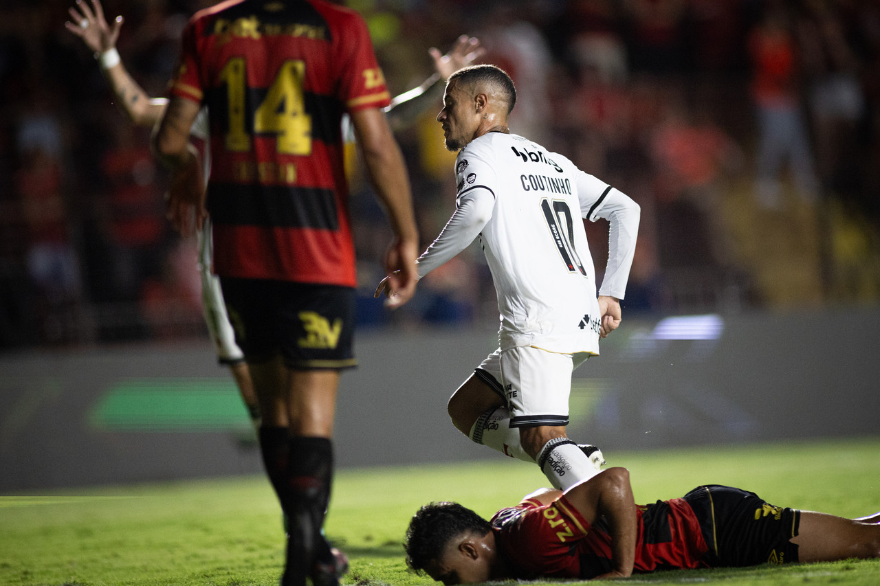 Vasco sofre, mas vence o Sport e respira fora do Z-4 do Brasileirão - VAVEL Brasil