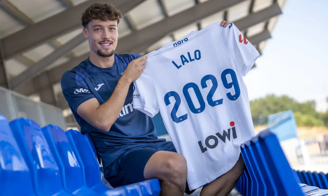 Lalo Aguilar renueva hasta 2029 - VAVEL España