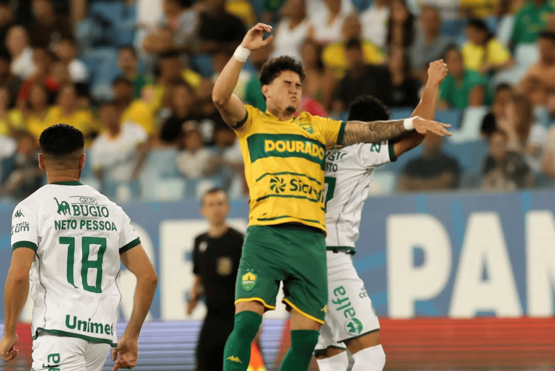 Jader marca no fim, Cuiabá vence Chapecoense e encosta no G-4 da Série B - VAVEL Brasil