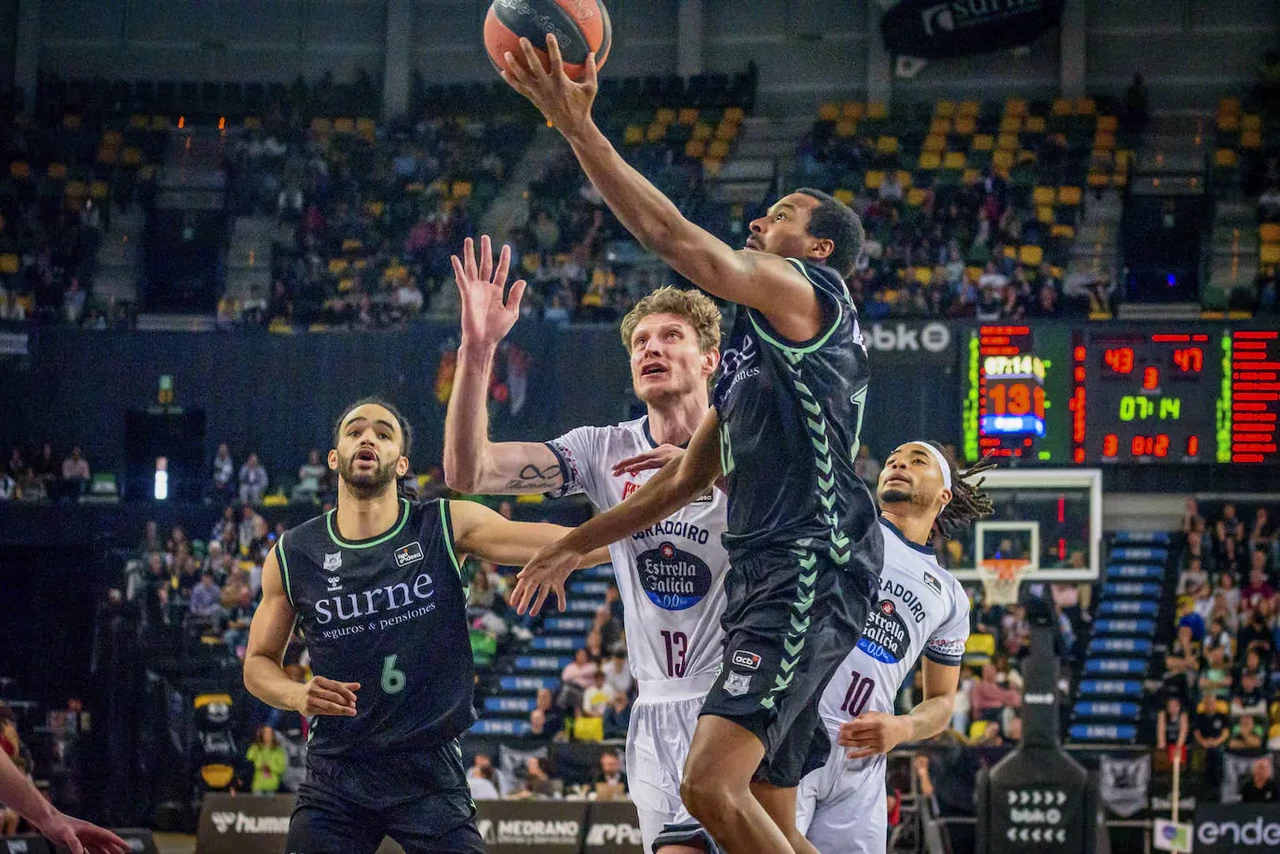 Surne Bilbao Basket 72 - 75 Monbus Obradoiro: El Monbus Obradoiro coge ...