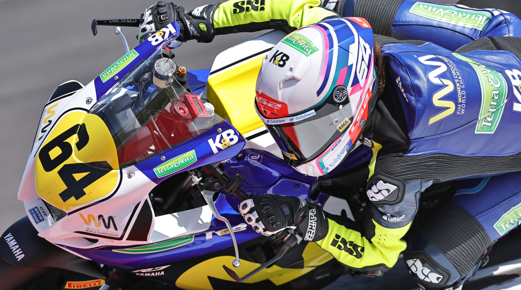 Beatriz Neila gana la carrera 2 en donington Park con Sánchez y Herrera ...