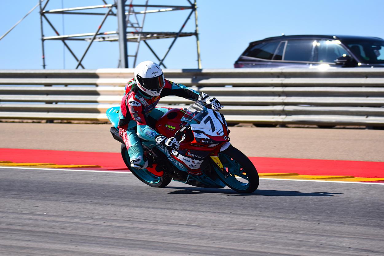 Carter Thompson gana una carrera 1 loca en Supersport 300 en Aragón ...