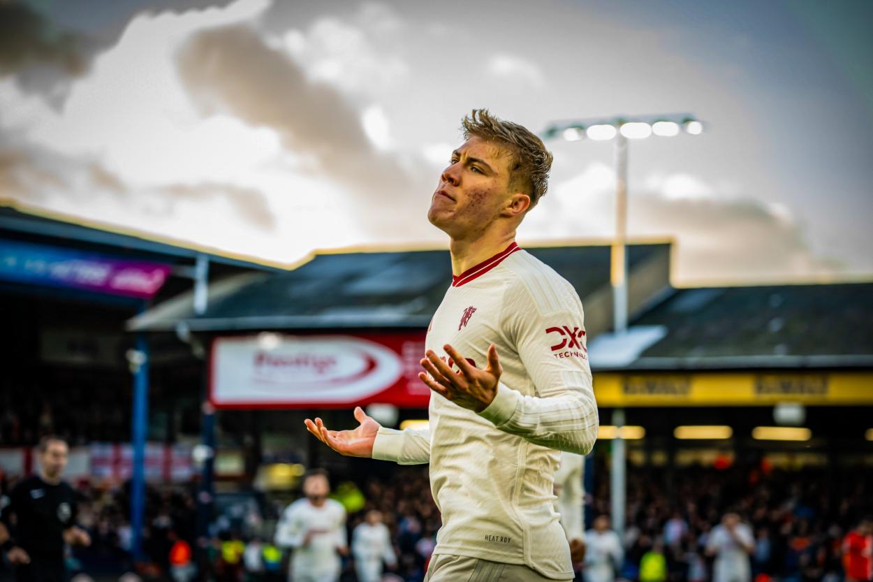 Manchester United vence o Luton Town e mantém sequência invicta no ano ...