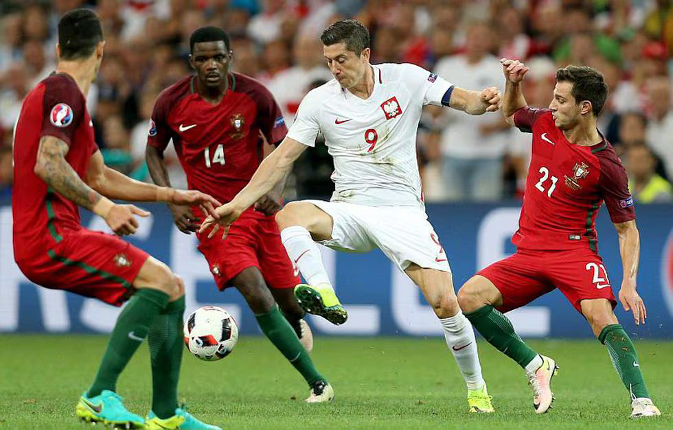 Polonia, ni la baza "Lewandowski" les salva del desastre - VAVEL España