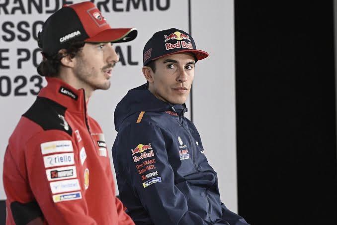 Pecco Bagnaia al pendiente de Marc Márquez - VAVEL España