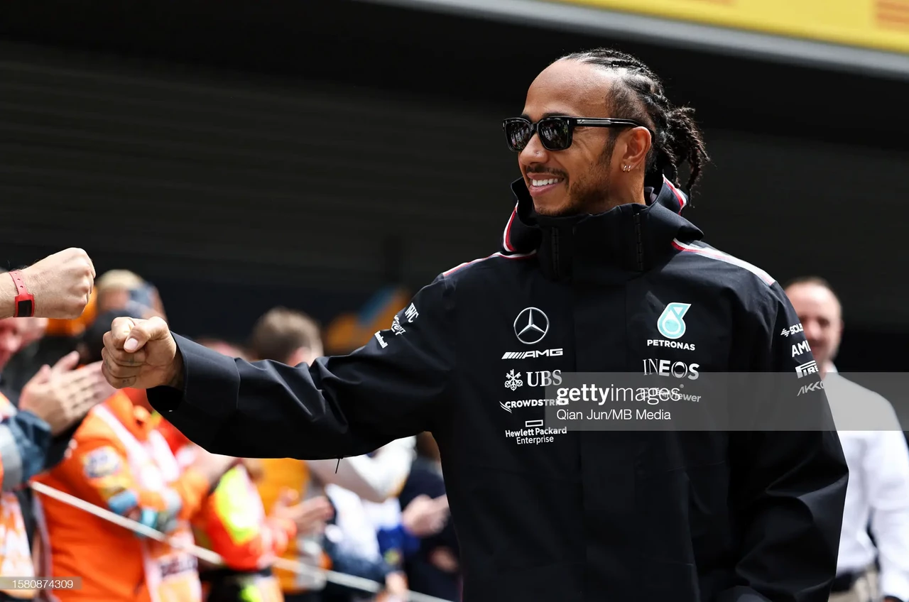 Lewis Hamilton reportedly signs Mercedes contract extension - VAVEL ...