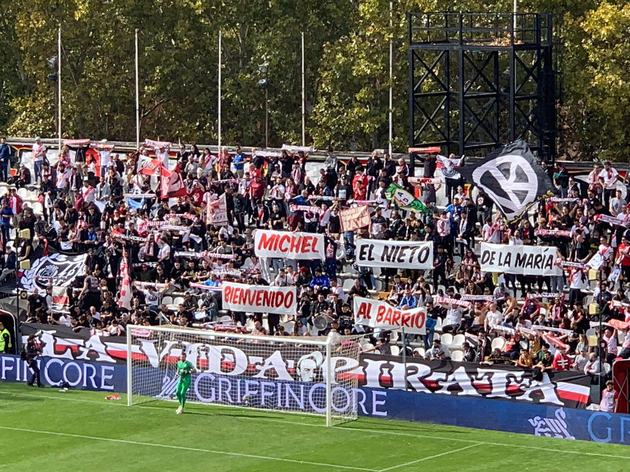 Oda al fútbol en Vallecas en un duelo que se acaban llevando los ...