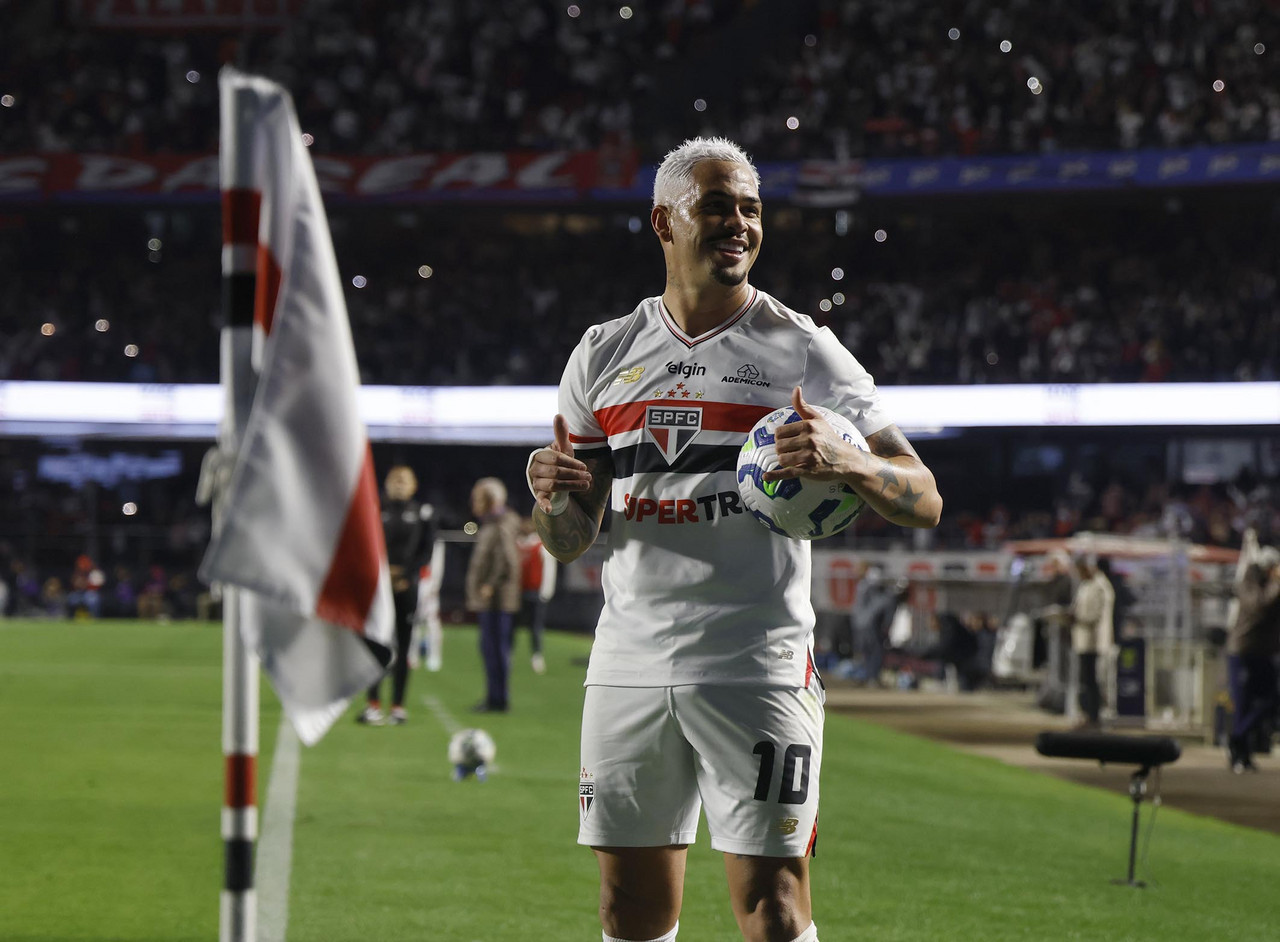 Com dois gols de Luciano, São Paulo vence Corinthians e respira mais ...