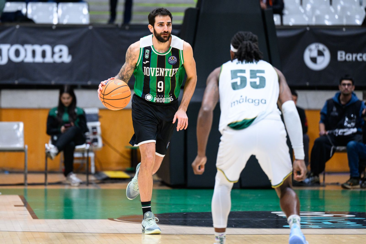 La Penya lucha y gana ante el Unicaja (71-66) - VAVEL España