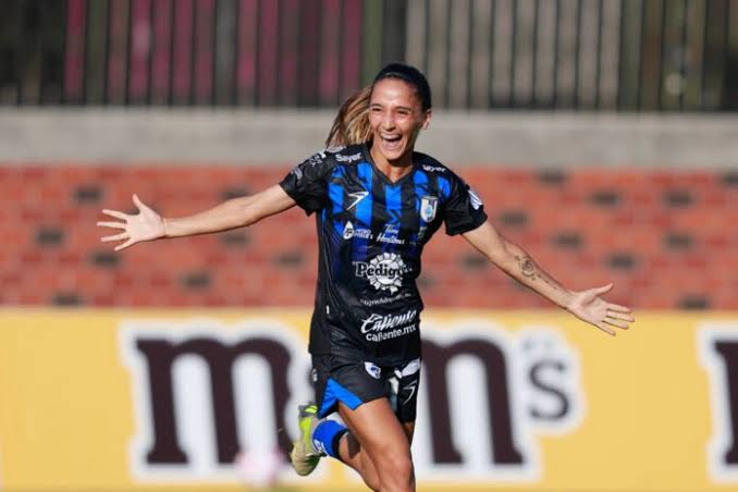 Solange Lemos con Gallos Blancos y Cruz Azul - VAVEL México